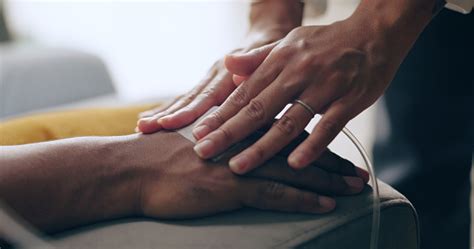 간호사 백신이 있는 병원에서 Iv 바늘과 석고를 투여하고 바이러스를 주입합니다 건강 치료를 위한 혈액 샘플을 돕는 환자와 의사의 의학 클리닉 및 의료 지원 25 29세에