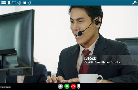 랩톱 모니터 보기에서 화상 회의 앱에서 만나는 비즈니스 사람들 Tv 보기에 대한 스톡 사진 및 기타 이미지 Tv 보기 가상현실 가상현실 시뮬레이터 Istock