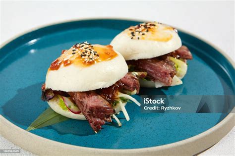 쇠고기와 야채와 바오 만두 흰색 배경에 세라믹 접시에 중국 빵 아시아 길거리 음식 구운 쇠고기와 신선한 야채와 바오 번 빵에 대한 스톡 사진 및 기타 이미지 Istock