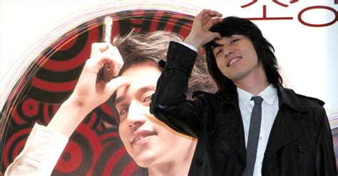 포토엔 이동욱 엄지손 이마 짚은 이런 포즈 어때요