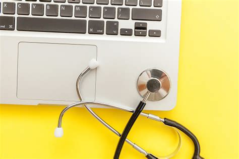 청진기 키보드 노트북 컴퓨터 노란색 배경에 격리 현대 의료 정보 기술 및 소파 발전 개념 컴퓨터 및 가젯 진단 및 수리 개념에 대한 스톡 사진 및 기타 이미지 Istock