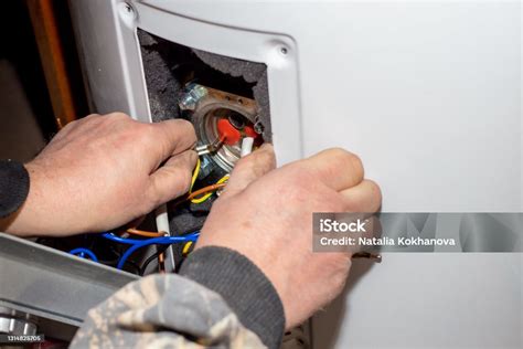 이 감독은 수리 및 유지 보수를 위해 전기 보일러를 분해했습니다 히터 제어 릴레이 보일러에 대한 스톡 사진 및 기타 이미지 보일러 수리 Diy Istock