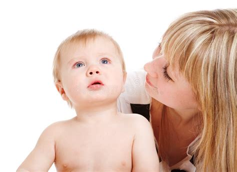 ребёнок его мама стоковое фото изображение насчитывающей любить 21462550