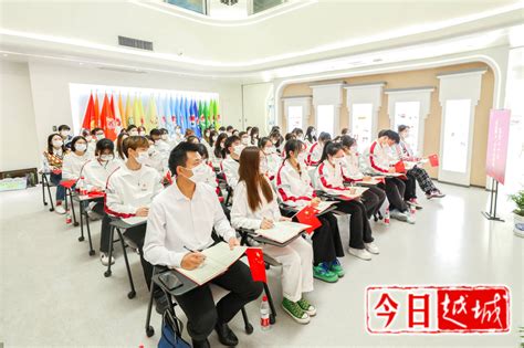 聆听二十大报告 古越青年话新声
