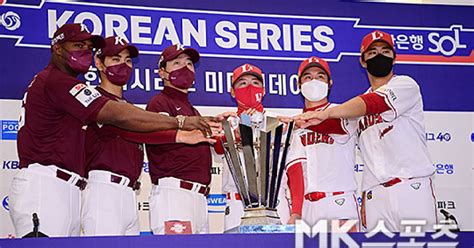 Ssg 키움 2022 한국시리즈 우승트로피 욕심나네 [mk포토]