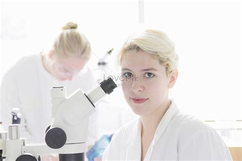 실험실 현미경 과학자 사진 무료 다운로드 Lovepik