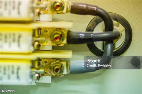 전기 주요 배전 보드 장치 선택 스위치 자동 스위치와 회로 차단기 제어 패널의 회로에 커넥터 Mdb 및 제어 패널 개념에 전기 배선 공장 산업 건물에 대한 스톡 사진 및