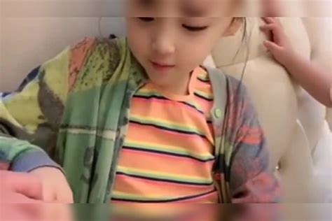 童模焱娃娃平时在家，都是这个德行，家里的条件应该还不错