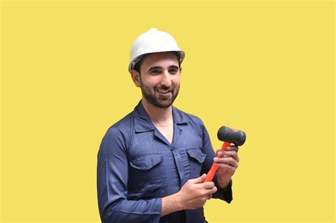 망치를 들고 앞 인도 파키스탄 모델을 찾고 건설 노동자 프리미엄 사진