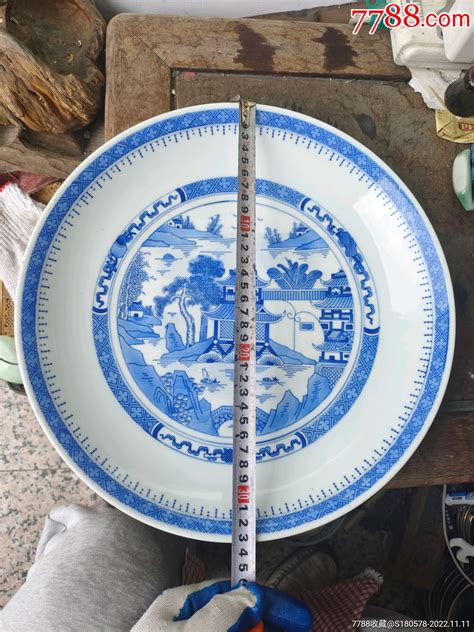 七八十年代直径334厘米十字蓝边内三开窗博古图边饰手绘梧桐山水图青花大圆盘一 价格778元 Se90491650 青花瓷 零售 7788