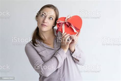 꿈꾸는 듯한 예쁜 여자 레드 심장 모양의 선물 상자를 들고 빨강에 대한 스톡 사진 및 기타 이미지 빨강 전경 후면 Istock