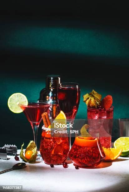 레드 알코올 칵테일 세트 키르 로얄 네그로니 대로 코스모 폴리탄 과일과 감귤류가 들어간 바닷 바람 바 도구 짙은 녹색 배경 단단한 빛과 그림자 패턴 칵테일에 대한 스톡 사진