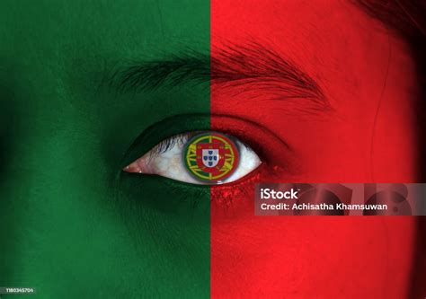 Rostro Humano Pintado Bandera Portuguesa Con Escudo De Armas De