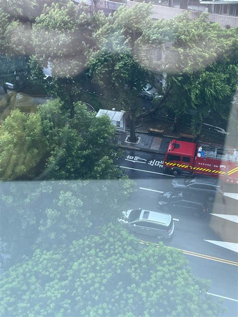 我阿嬤鬼門關走一遭 喜提什麼超能力嗎 因為他躺在床邊 然後一大早就突然一直大叫 ：警察車 警察車 （用台語 我們就看外面說哪來的根本沒有 但他