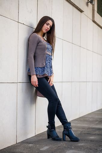 Seorang Gadis Remaja Muda Yang Cantik Berlatih Pose Modeling Di Luar