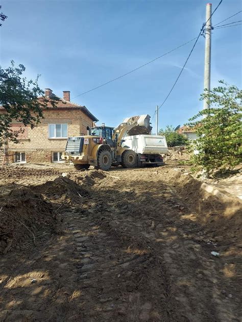 Тежка техника на Автомагистрали ЕАД участва в разчистването на последиците от наводненията в