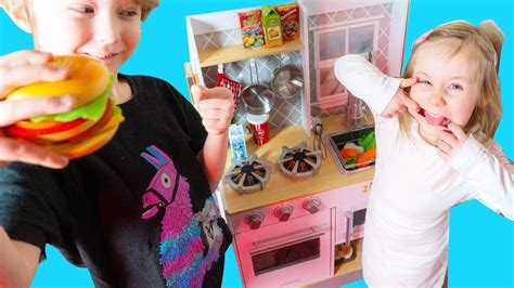 Vi leker att vi lagar mat Barn leker i kök Leka laga mat med Lek