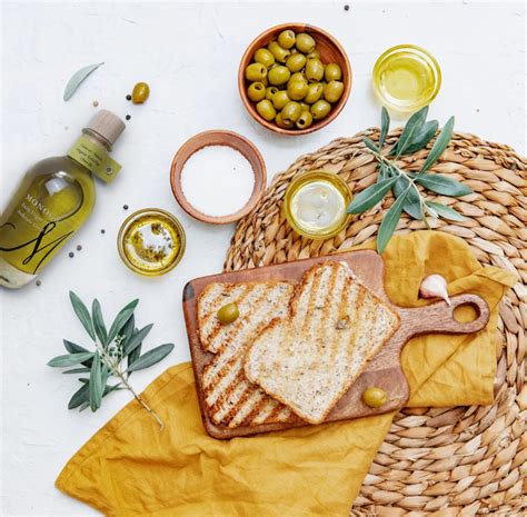 집에서 엑스트라 버진 올리브 오일을 보관하는 방법 집에서 엑스트라 버진 올리브 오일을 보관하는 방법