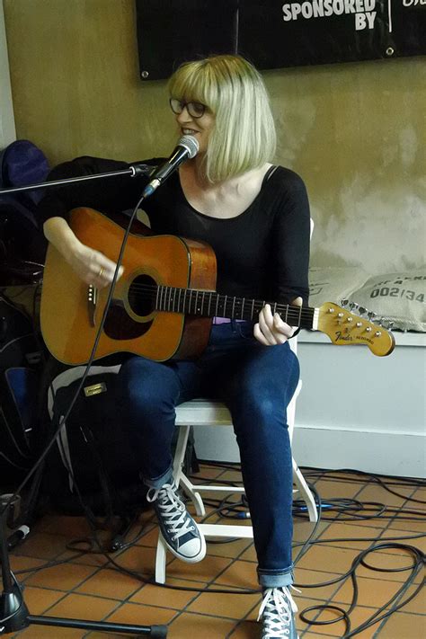 Gallery Hannah Clive Singersongwriter