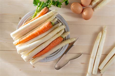 흰색 아스파라거스의 새로운 수확 고품질 의 원시 아스파라거스 당근과 셀러리 봄 시즌 요리 준비 0명에 대한 스톡 사진 및 기타