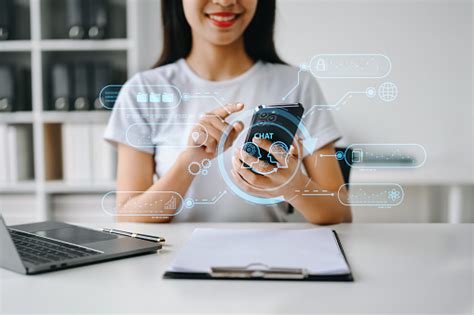컴퓨터와 태블릿에서 챗봇을 사용하는 여성 스마트 지능 Aichat With Ai 인공 지능 Openai 생성 미래 기술 온라인 시스템의 로봇 고객에 대한 스톡 사진 및 기타