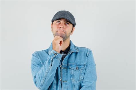 모자 티셔츠 재킷을 찾고 잠겨있는 찾고 젊은 남자 무료 사진