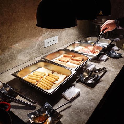 호텔 조식 따뜻한 소시지썅창 香肠와 베이컨페이껀 培根 중국 소시지香肠는 가끔 특유의 중국향이 있는 제품을 쓰기도