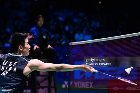 Chinas Li Shi Feng Returns The Shuttlecock To Chinas Yu Qi Shi News Photo Getty Images