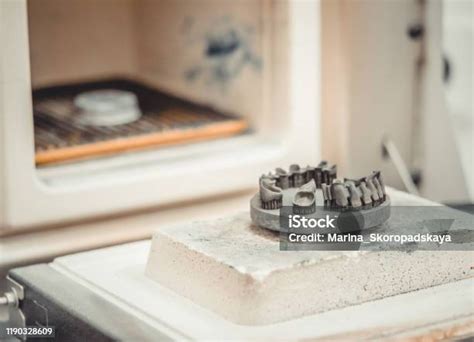 열처리 후 소결을 위해 가마 근처의 금속 3d 프린터에 인쇄된 물체 3차원 인쇄에 대한 스톡 사진 및 기타 이미지 3차원 인쇄 3차원 형태 Revolution