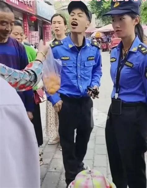 老大爷卖枇杷 被城管区别对待 路人：那一路的车子 摆在路中间你不管 知乎
