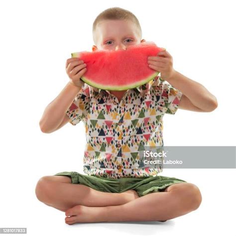 흰색에 고립 된 잘 익은 수박의 큰 조각을 가진 행복한 어린 소년 수박에 대한 스톡 사진 및 기타 이미지 수박 먹기 아이