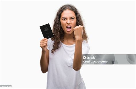 젊은 스페인 여자 화가 호주의 여권 및 미친과 손으로 올린 분노 개념 소리 분노와 좌절된 함 감정에 대한 스톡 사진 및 기타 이미지 Istock