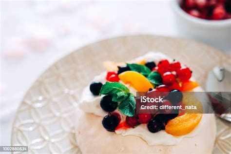 흰 머 랭 크림 및 과일 도자기 접시에 맛 있는 파블로 바 디저트 전통적인 호주 달콤한 음식입니다 0명에 대한 스톡 사진 및 기타 이미지 Istock