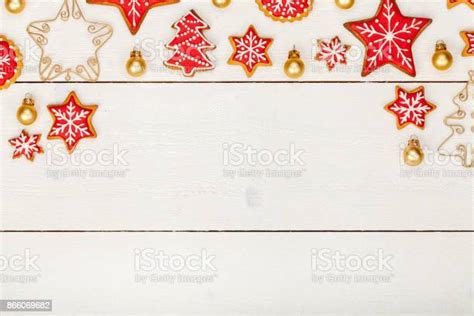 흰색 나무 배경과 텍스트 복사 공간에 수 제 크리스마스 진저 쿠키의 프레임이 했다 휴일 축 하 및 요리 개념입니다 새 해와 크리스마스 엽서 12월에 대한 스톡 사진 및 기타
