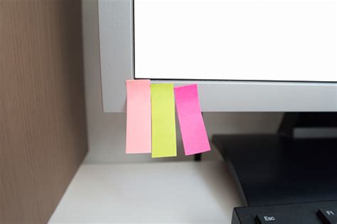 컴퓨터 모니터에 고정된 다양한 색상의 빈 메모 템플릿입니다 컴퓨터 모니터에 대한 스톡 사진 및 기타 이미지 컴퓨터 모니터 끈적거리는 노트 Istock
