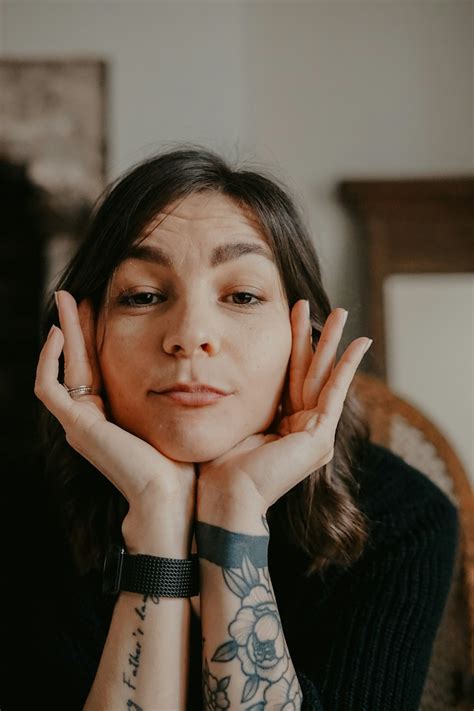 흰색과 검은색 줄무늬 넥타이를 맨 검은색 스웨터를 입은 여자 사진 Unsplash의 무료 감정 이미지