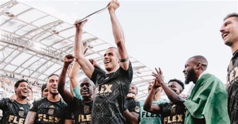 레알 먹튀→mls 챔피언 등극트로피 들고 활짝