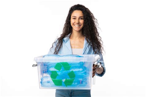 스튜디오에서 포즈를 취하는 중고 플라스틱 쓰레기로 상자를 들고있는 여성 개념에 대한 스톡 사진 및 기타 이미지 개념 광고 미소 Istock