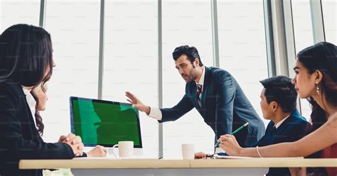 사무실 테이블에 녹색 스크린 크로마 키 Tv 또는 컴퓨터가 있는 회의실의 비즈니스 사람들 화상 회의에서 만나는 사업가와 사업가의 다양한 그룹 사진 Unsplash의