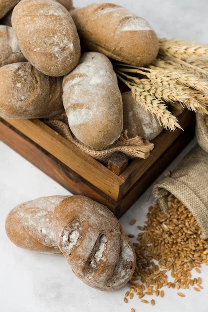 Composição De Pão Preto De Centeio Sobre Fundo Branco Na Coleção De Caixas De Madeira Foto Premium