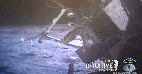 달 표면에서 기울어져 있는 오디세우스