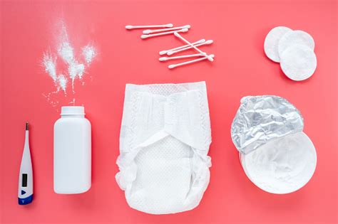 분홍색 배경 평면 상단 보기 레이아웃에 육아를위한 아기 액세서리 및 화장품 구성 트렌디 한 배경 신생아 소녀의 위생 0명에 대한 스톡 사진 및 기타 이미지 Istock