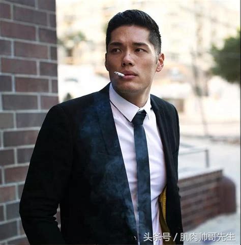硬朗爷们呐！小编也想找一个这样的贴身肌肉保镖 每日头条