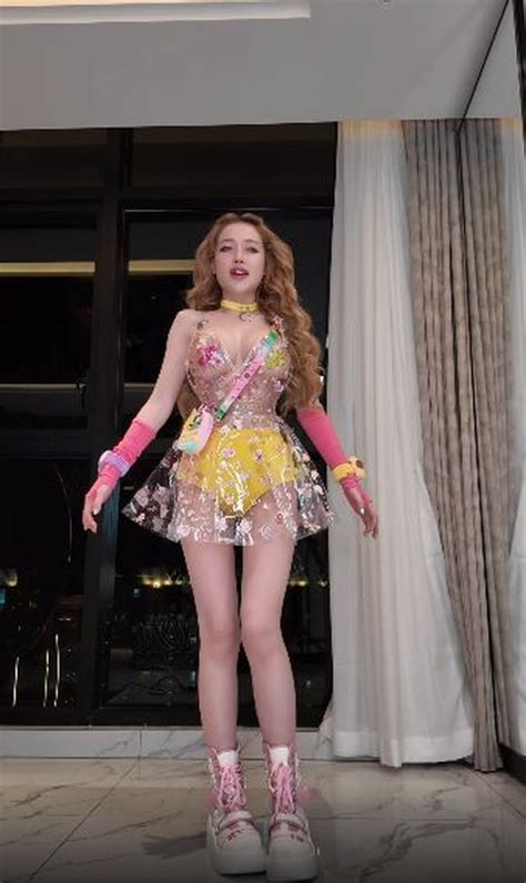 Ngân 98 diện trang phục trong suốt đi diễn khoe vòng 1 ngồn ngộn