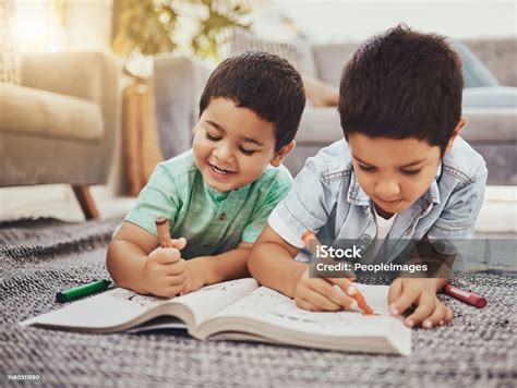 아이들 학습 및 형제는 집 바닥에 그림을 그리며 유대감을 형성하면서 긴장을 풀고 행복합니다 아이들 예술 스케치 형제 자매가 거실에서 즐거운 시간을 보내고 미소를 짓고