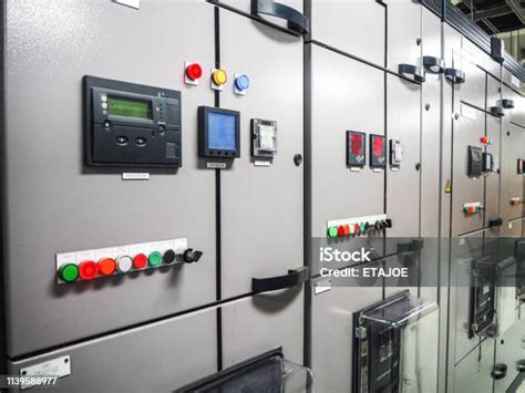 전기 배전반 발전소에 있는 산업 구역에 있는 변전소에 있는 산업 전기 스위치 패널 개폐 장치에 대한 스톡 사진 및 기타 이미지