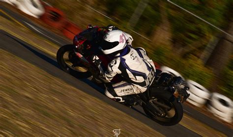 把車摔成這樣 尾燈用膠帶黏、車牌架斷一半、尾殼不見只剩骨架、前後光頭胎、警察就不會攔你了