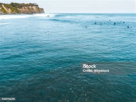 수평선에 녹색 절벽이 있는 바다에서 서핑하는 사람들의 공중 보기 서핑 수상 스포츠에 대한 스톡 사진 및 기타 이미지 서핑 수상 스포츠 0명 경관 Istock