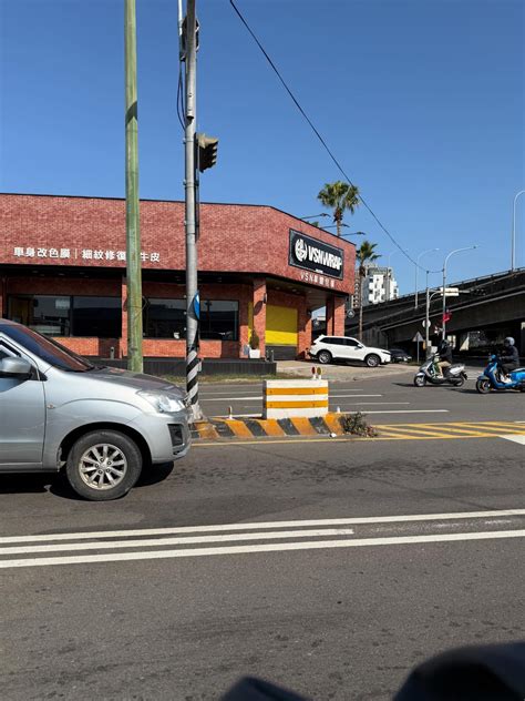 經過這裡隨口說欸這裡以前是廖大哥欸 廖大哥沈默 我就覺得哪裡不對勁 想了一下 為什麼他可以忍不不笑啊 喔靠杯 是廖老大