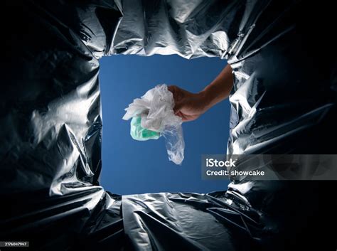 세계 환경의 날 개념입니다 플라스틱과 종이 쓰레기를 내부에서 쓰레기통에 넣는 손 가방에 대한 스톡 사진 및 기타 이미지 가방 개념 개념과 주제 Istock